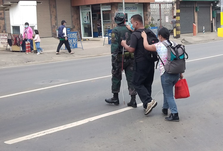 Good-Hearted Cop Earns Praises After Helping 2 Blind People to Cross ...