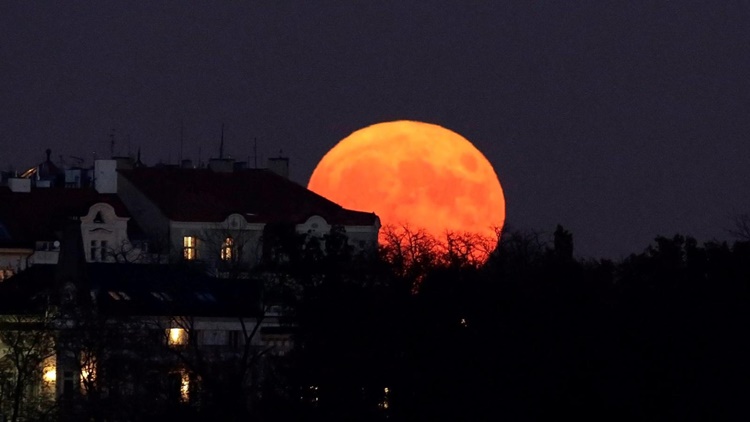 Biggest Supermoon Of 2021 Features 1st Total Lunar Eclipse In Over 2 Years