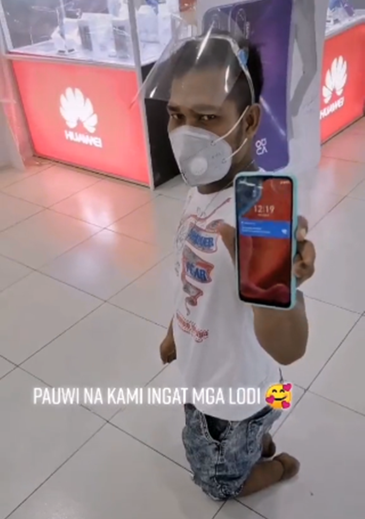 Viral PWD Guy Watching from His Friend’s Phone Got Brand New Cellphone