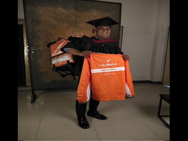Delivery Rider Expresses Gratitude to Lalamove After Graduating from ...