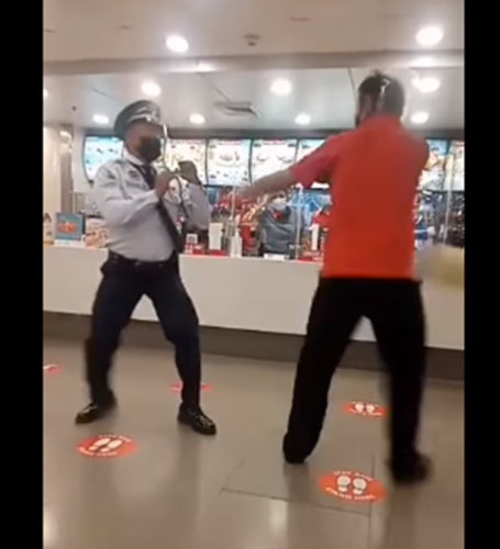 Security Guard Fights Customer Inside Fast-Food Chain (Video)