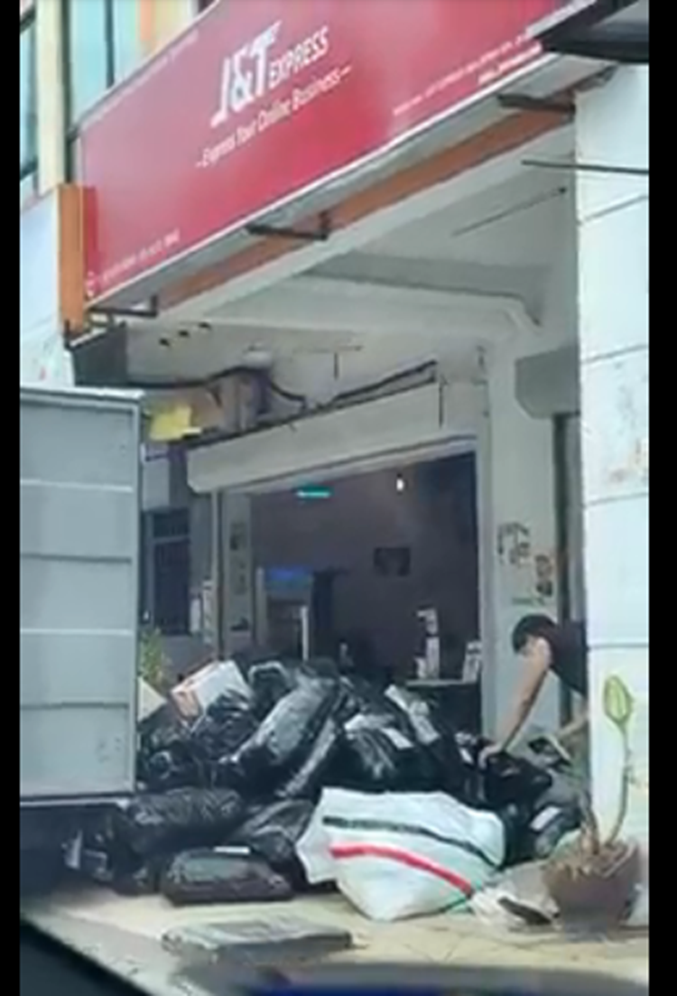 Disappointed Netizen Posts Video of J&T Express Mishandling Parcels