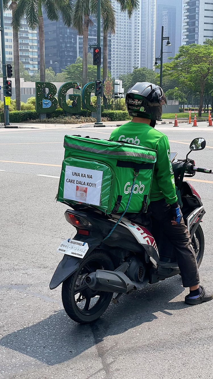 Grab Rider Goes Viral Online Over “Una ka na, Cake dala ko” Note