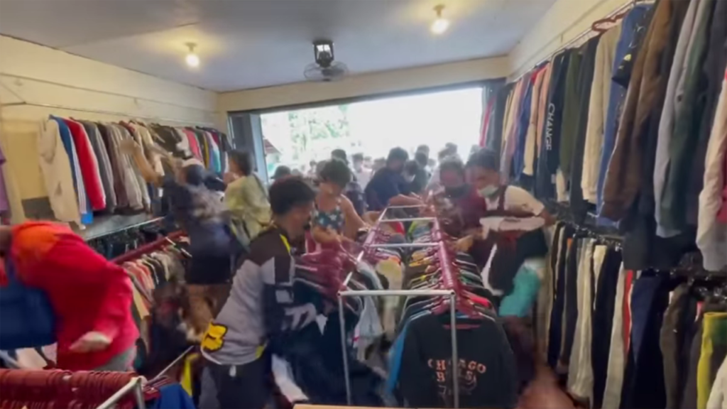 “Ukay-Ukay” Store Surged by Customers Over Piso Sale Elicit Reactions