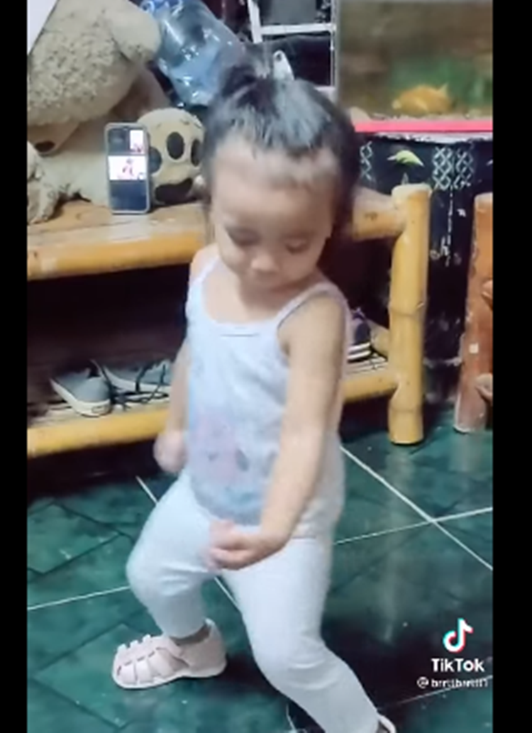 Adorable Girl Stops Crying & Automatically Dance After Hearing Music