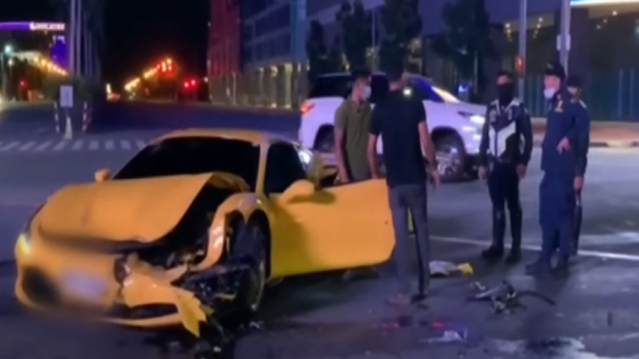 Sports Car Beating the Red Light Smash vs Van with 4 Injured in Parañaque