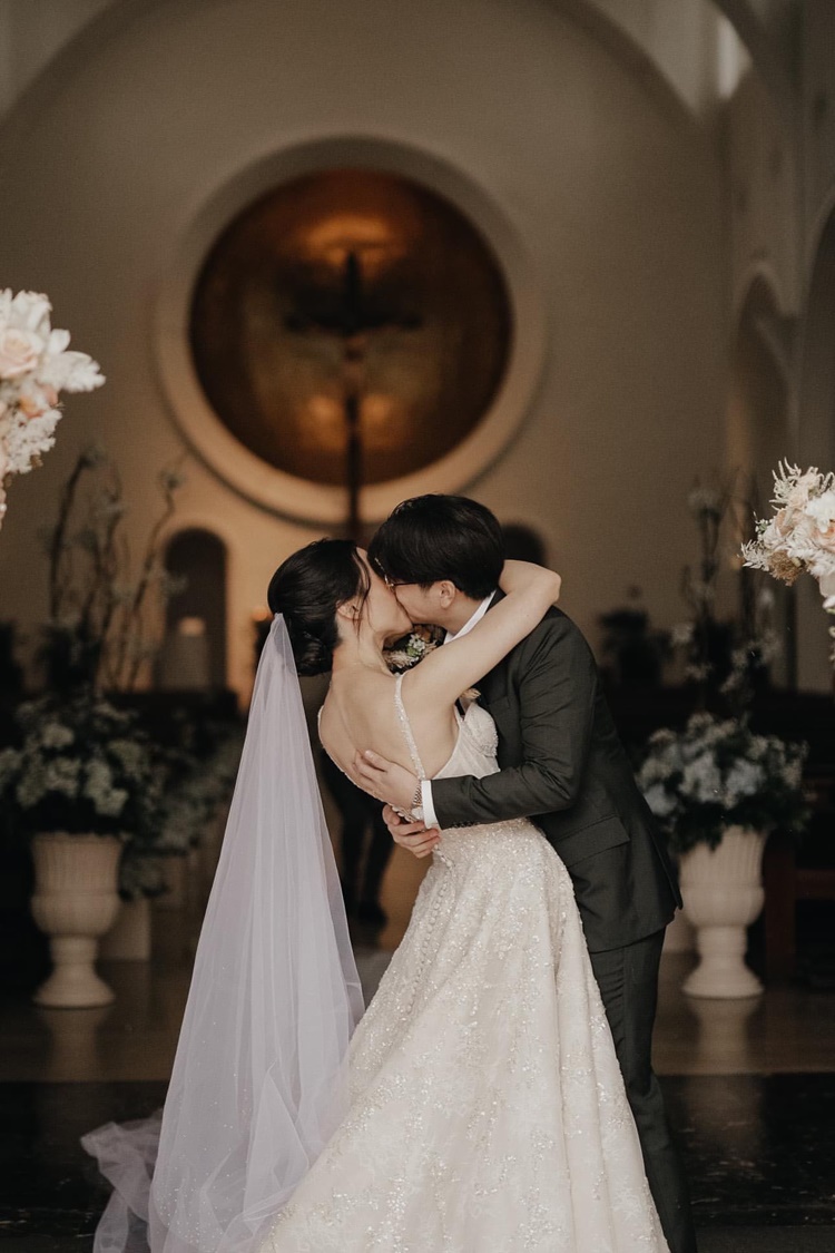 Couple Goes Viral Over “No Face Reveal” Wedding Photos