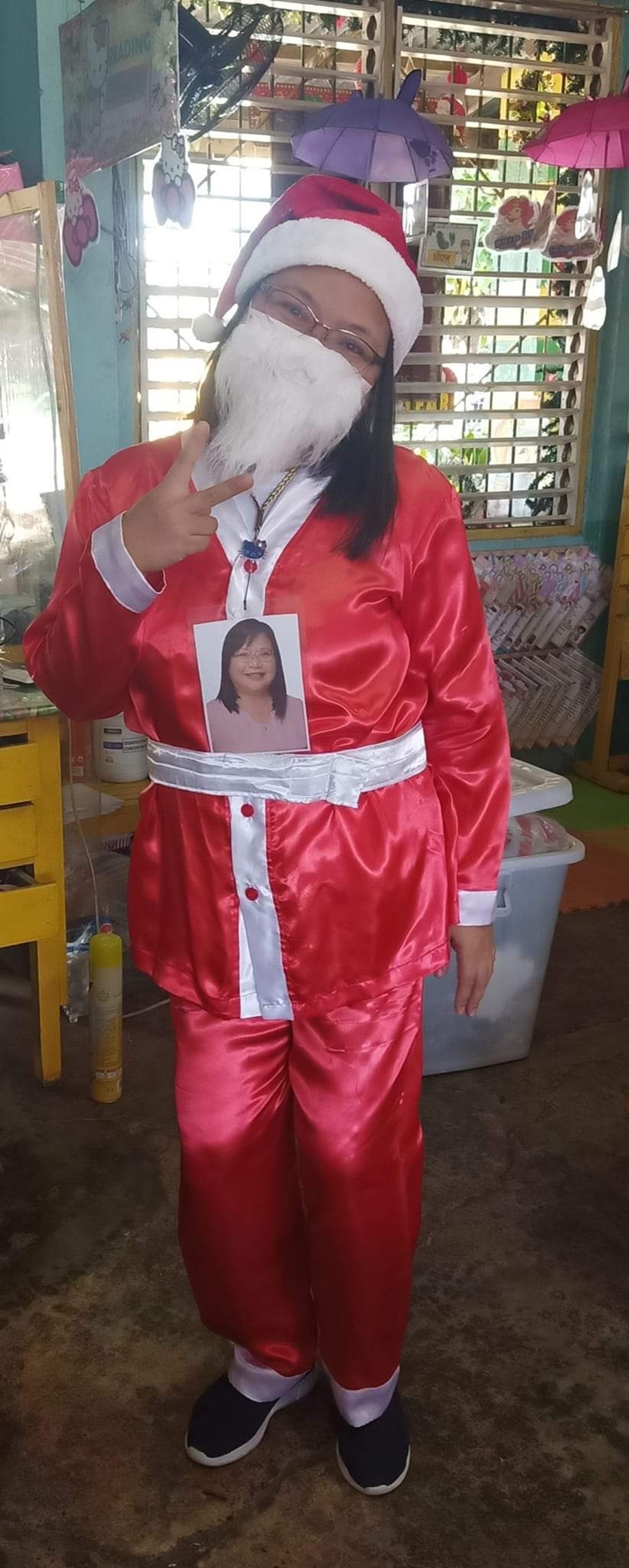 Generous Teacher Dresses as Santa Claus & Gives Gift to Her Students