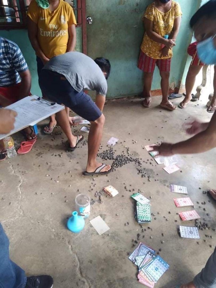 Cops Arrest ‘Pasaway’ Residents Playing “Bingo” After Reported by Neighbor