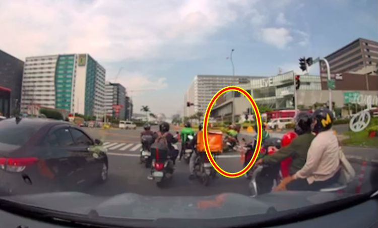 Reckless Rider Hits Cyclist After Beating Red Light (Video)