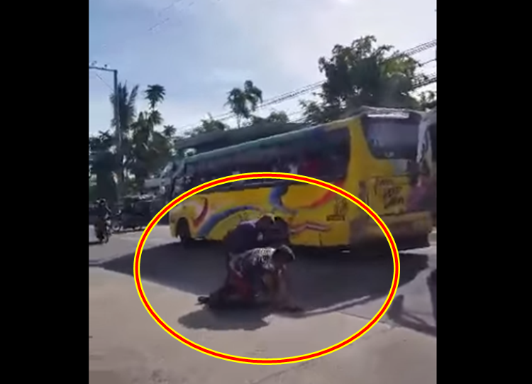 2 Bus Conductors Engage in Fist Fight (Video)