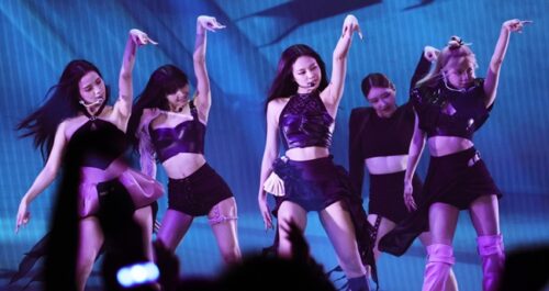 Lisa Manoban Share her Winning Moment with Blackpink Sisters