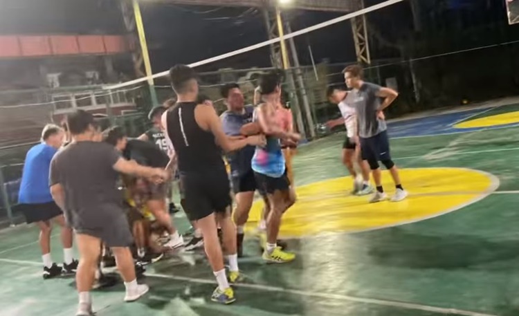Insane Fight Erupts During Volleyball Game After 1 Player Lost ...
