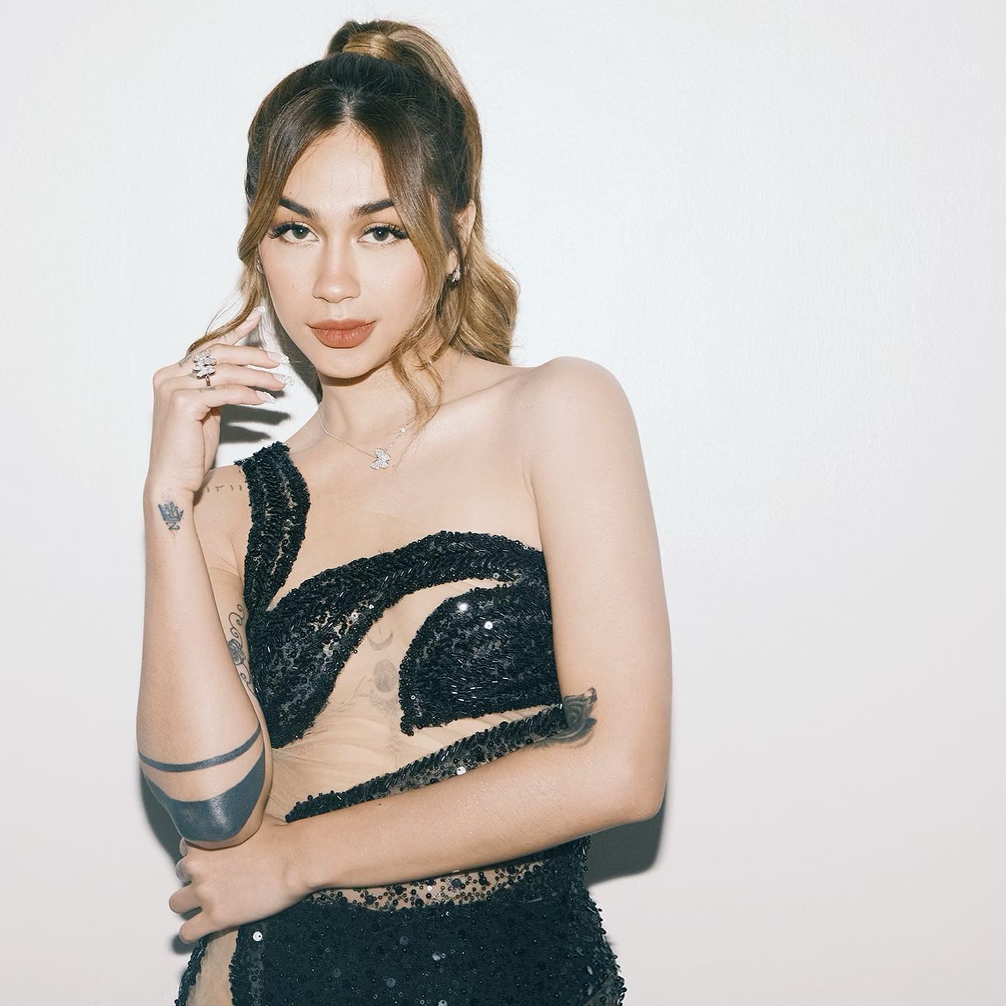 Zeinab Harake Posts Sultry Photo After Facebook Account is Back