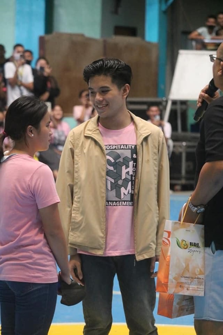 Male Student Brings His ‘Crush’ During “BRING ME CHALLENGE”