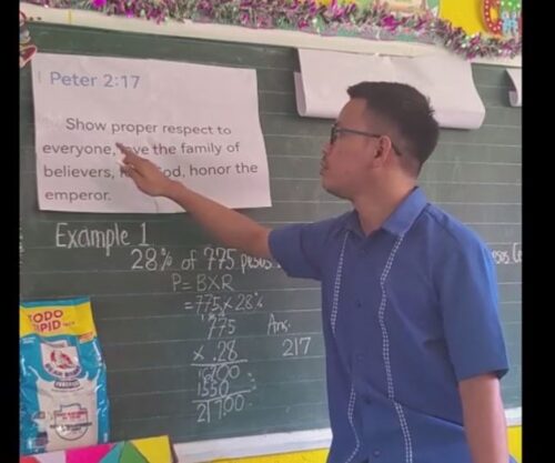 Teacher Earns Praises for Urging Students to Read Bible During Class