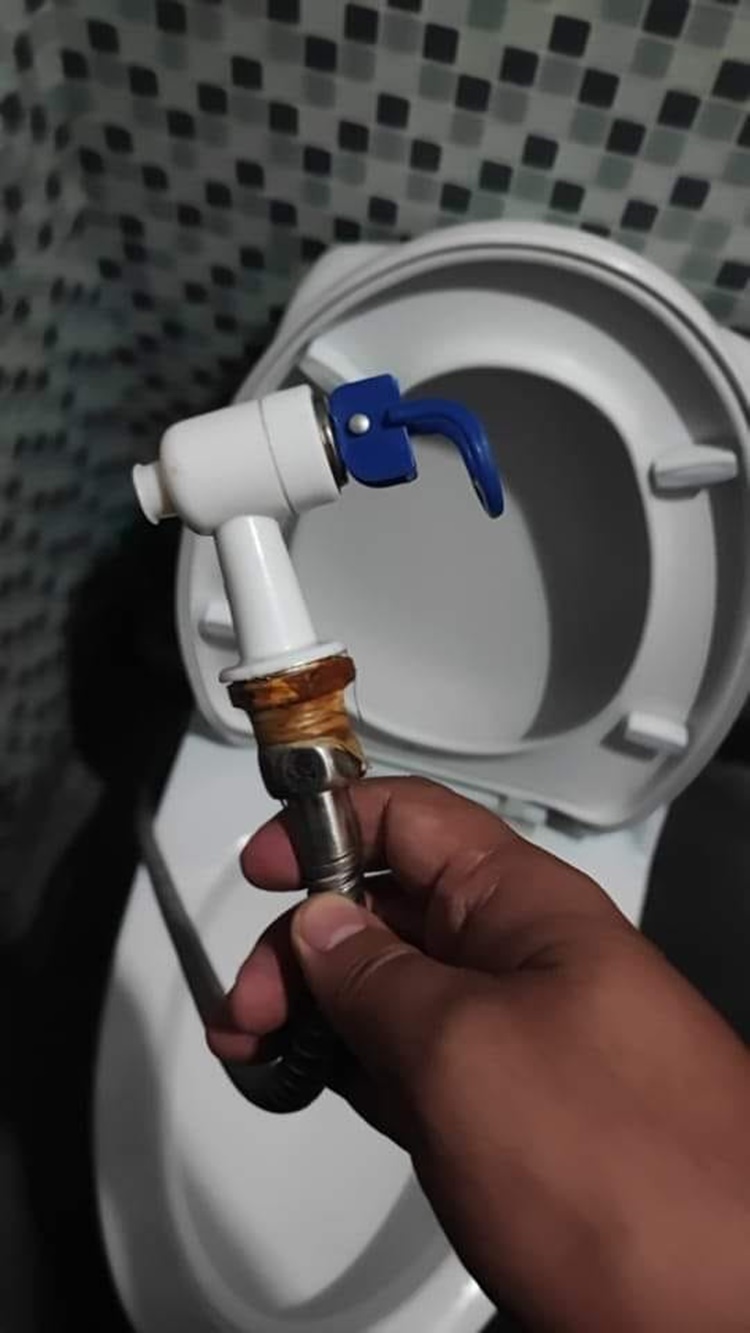 Male Netizen Goes Viral Over Unique Bidet “May option din kayo na kulay ...