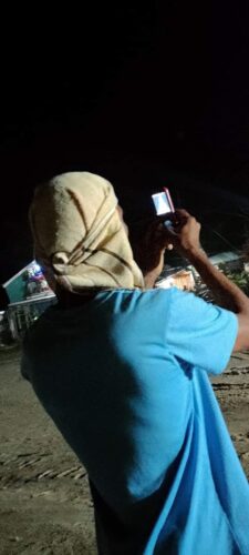 Man Spotted Taking Picture of Christmas Tree Using Keypad Phone Goes Viral