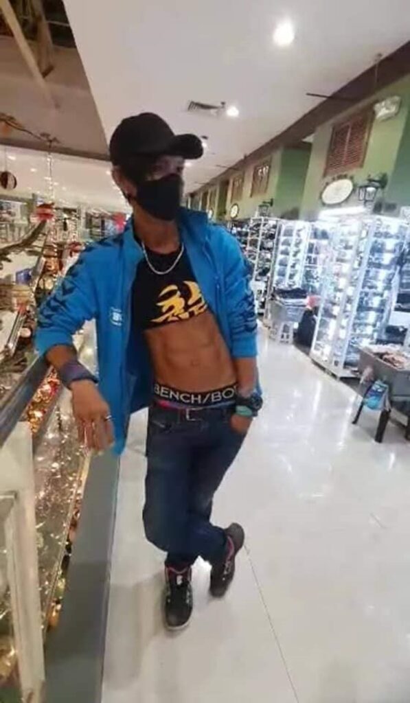 Cebuano Vlogger Flexing His “Abs” Everywhere He Goes, Elicits Reactions Online