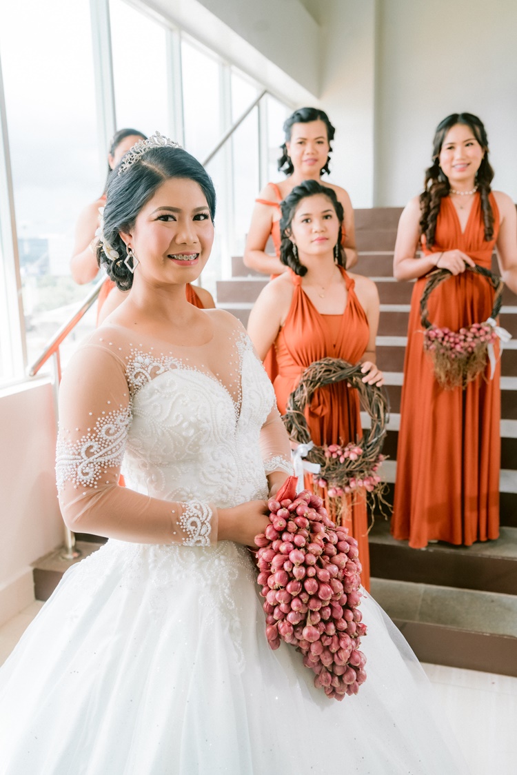 Bride Uses "Sibuyas" for Wedding Bouquet Instead of Traditional Flowers