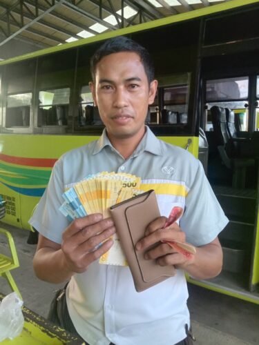 Honest Bus Conductor Earns Praises for Returning Lost Cash