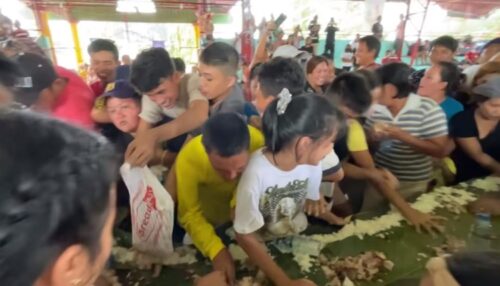 Boodle Fight Participants Take Out Food During Bacolod’s Lechon ...