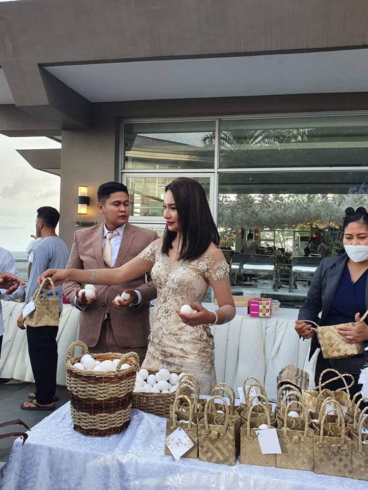 Newly-Wed Couple Gives Eggs as ‘Giveaway’ Gifts for Wedding Guests
