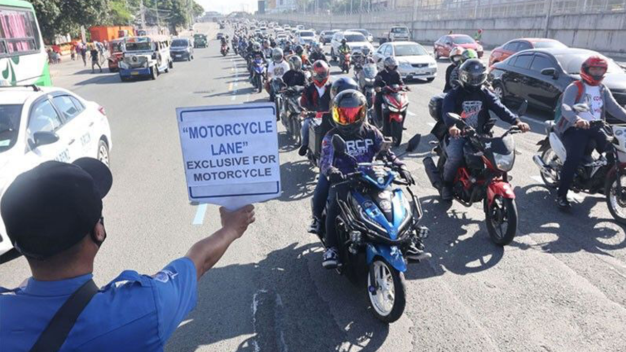 2302 Motorists Apprehended in Exclusive Motorcycle Lane - MMDA