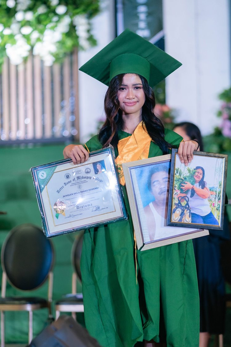 Senior High Student Brings Picture Frames of Deceased Parents on ...