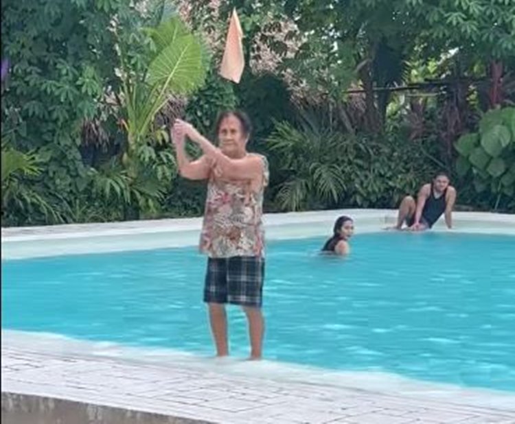 75-Year-Old Grandma Impresses Netizens w/ Her Acrobatic Skills