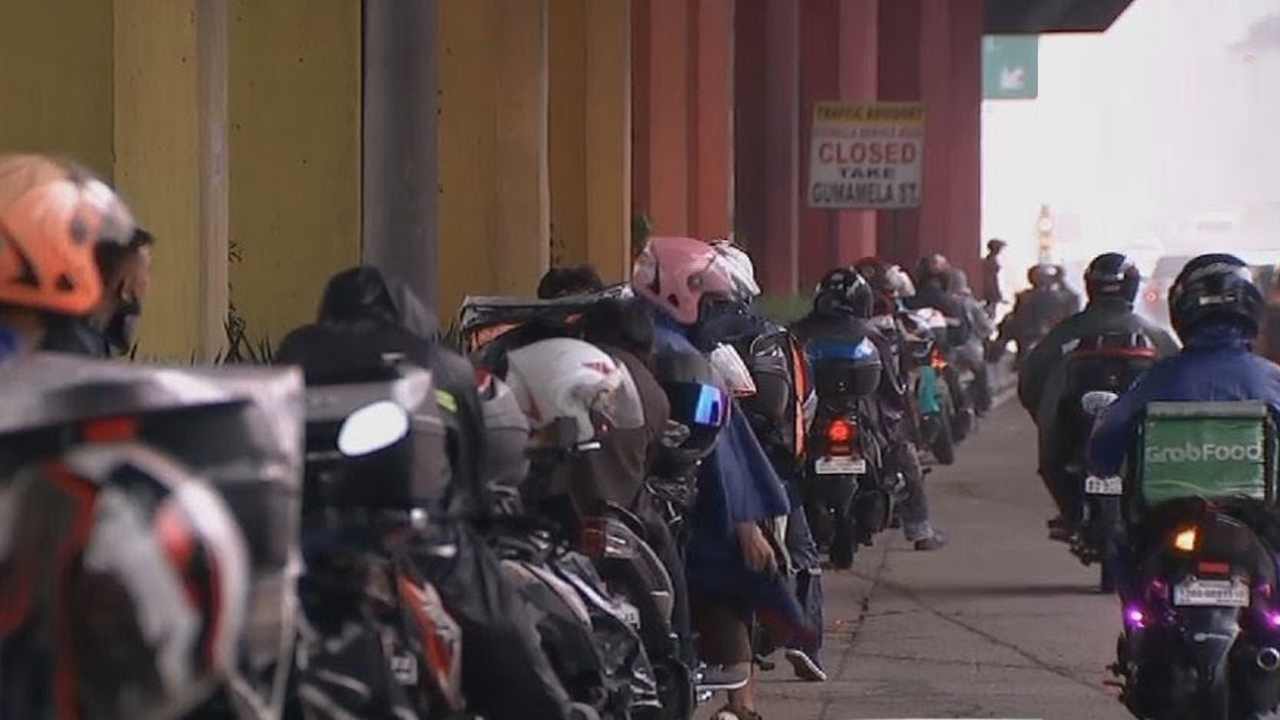 Riders Who Cover Under Overpass Amid Rain to Face Fine - MMDA