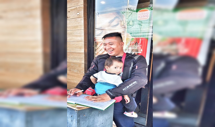 Security Guard Earns Praise for Juggling Work & Childcare| PhilNews