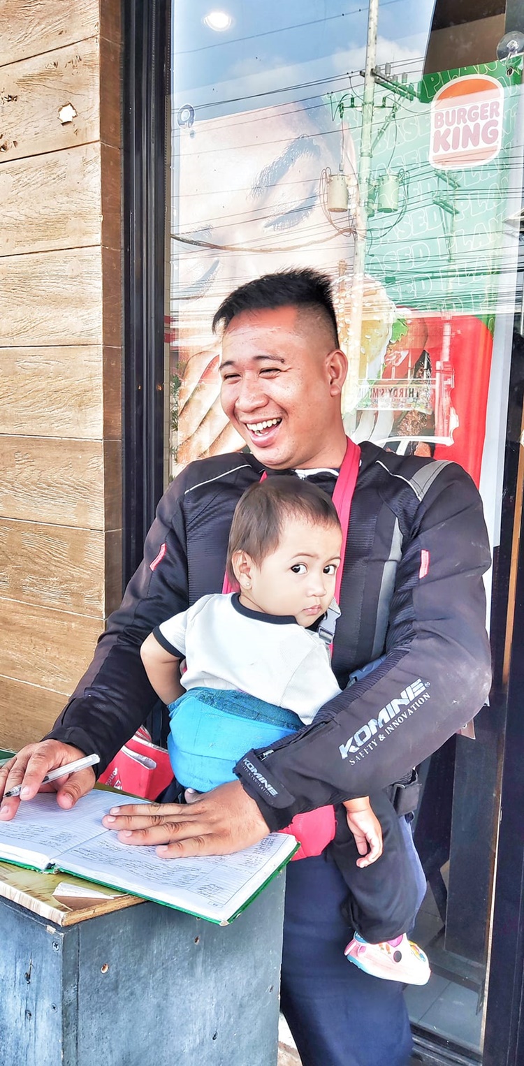 Security Guard Earns Praise for Juggling Work & Childcare| PhilNews