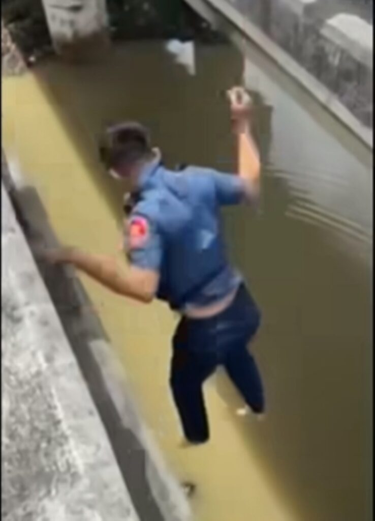 Brave Policeman Jumps Off Bridge to Rescue Drowning Girl | PhilNews