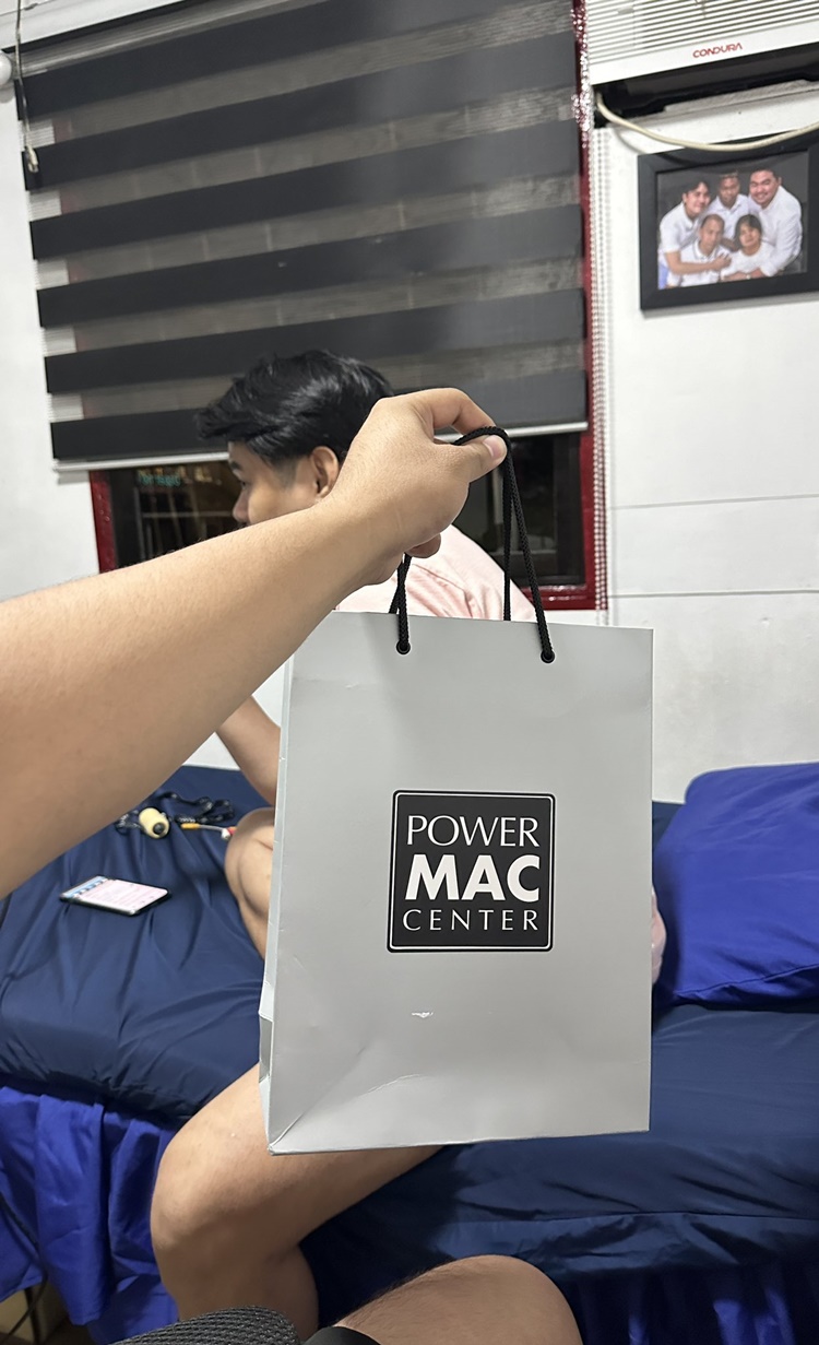 Lucky Guy Receives IPAD Air 256gb as Christmas Gift From His Bestfriend ...