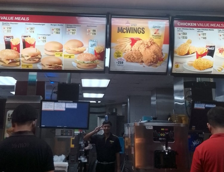 Customer Shares Fast-Food Crew’s Beautiful Smile Amidst Exhaustion ...