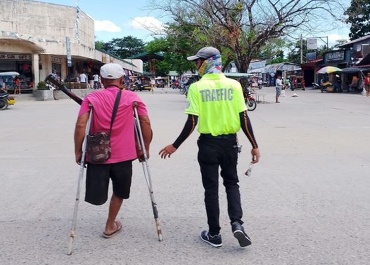 Traffic Enforcer in Sipalay City Shows Act of Kindness to PWD| PhilNews