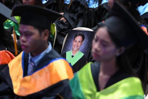 Cum Laude Student Died before Graduation, Mother Attends Processional w ...