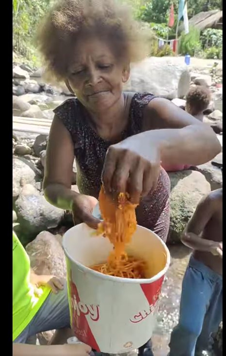 Aeta Customers Forced to Eat with Hands Due to Lack of Utensils at Fast ...