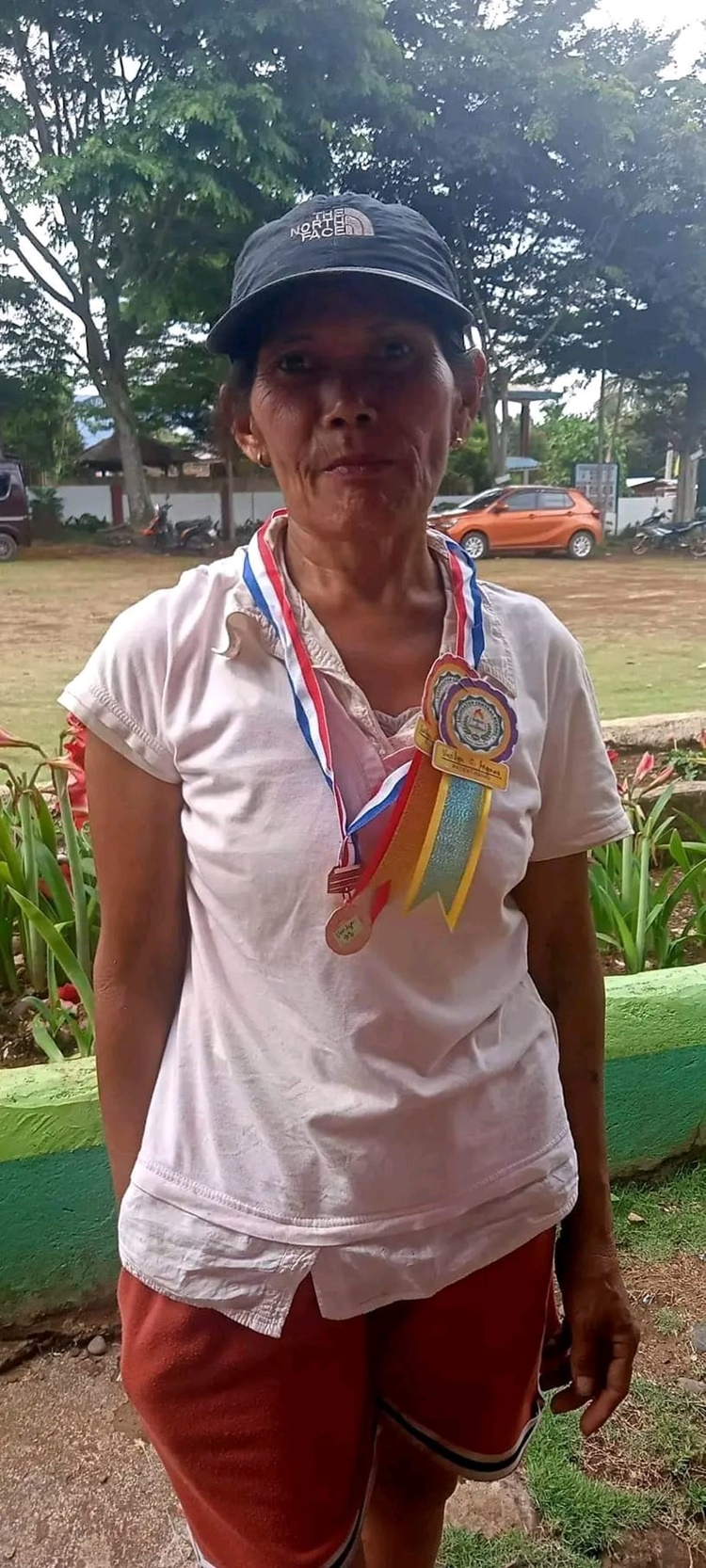 Student Arrives Late to Closing Ceremony Due to Selling Vegetables w/ Mother| PhilNews