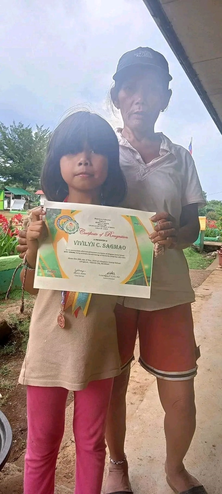 Student Arrives Late to Closing Ceremony Due to Selling Vegetables w/ Mother| PhilNews