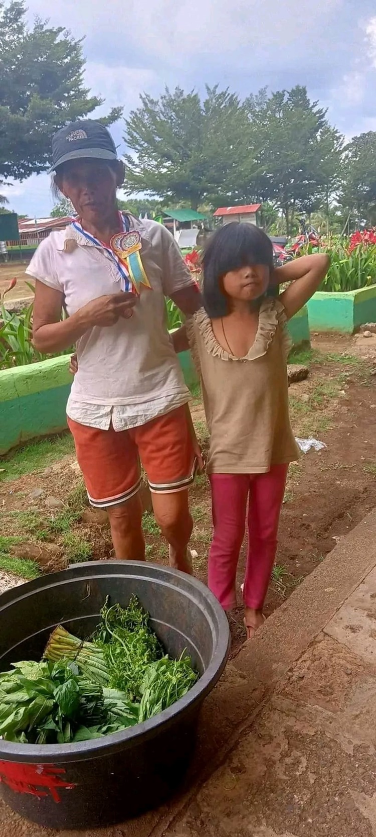 Student Arrives Late to Closing Ceremony Due to Selling Vegetables w/ Mother| PhilNews