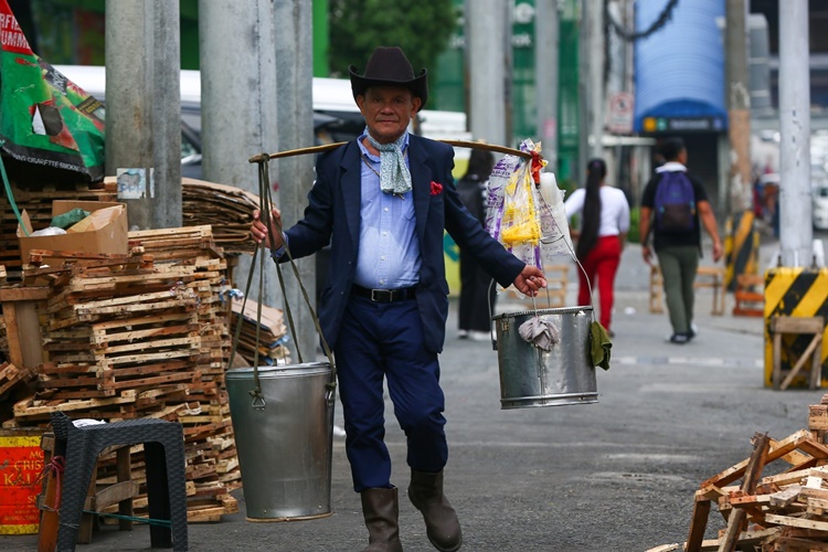 64-Year-Old Taho Vendor in Business Attire Goes Viral | PhilNews