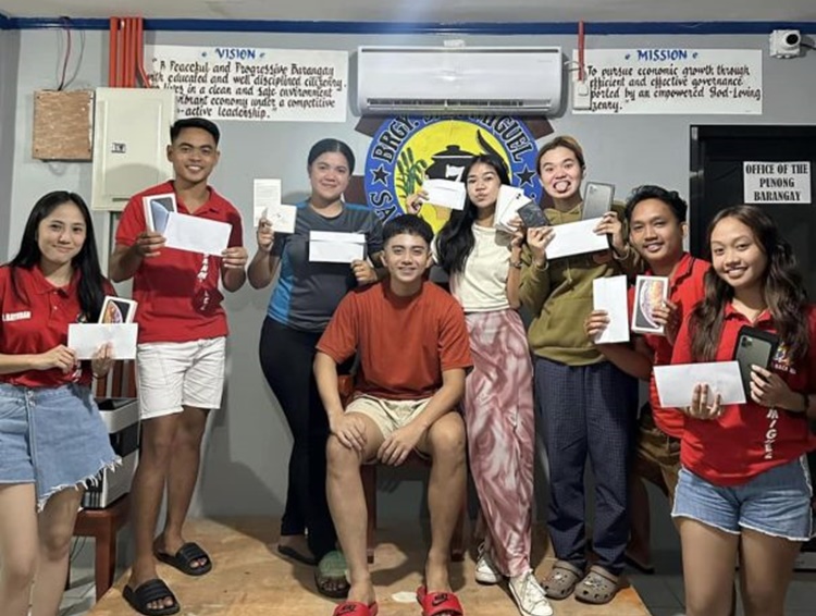 SK Chairman Gifts iPhones as First Salary to Colleagues| PhilNews