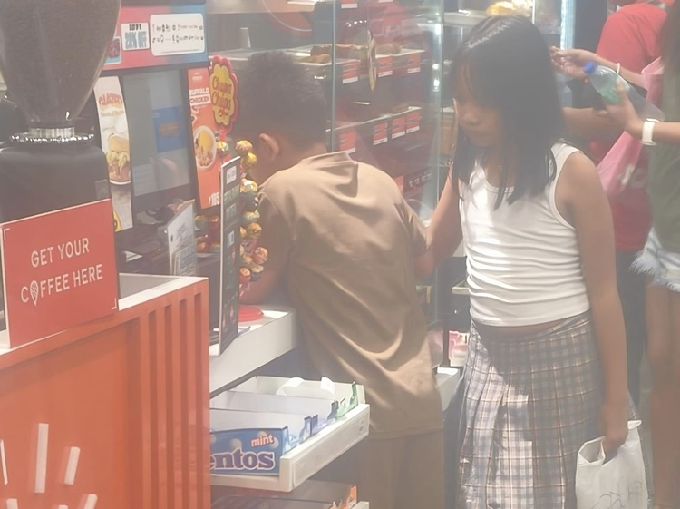 Netizen Shares Encounter With Two Kids At A Festival: “Kulang Pala Ang ...