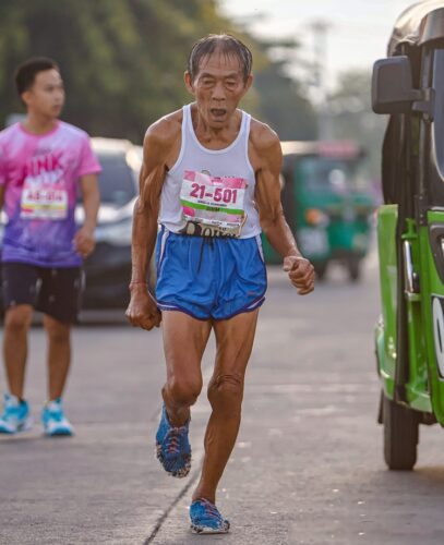 75-Year-Old Grandpa Completes Marathon Wearing Worn-out Shoes | PhilNews