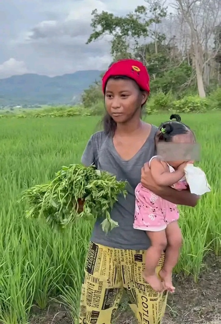 Young Mother Earns a Living by Selling Sweet Potato Leaves for Her Family | PhilNews