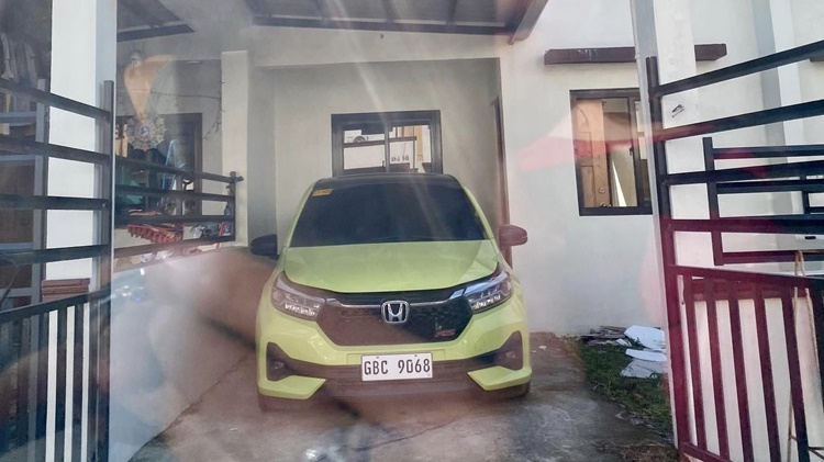 Netizen Shares Photo of Stranger's Car Parked in Neighbor's Garage ...