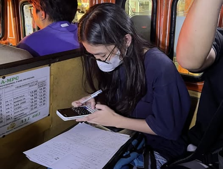 Engineering Student Studying Inside Jeepney Earns Praise Online | PhilNews