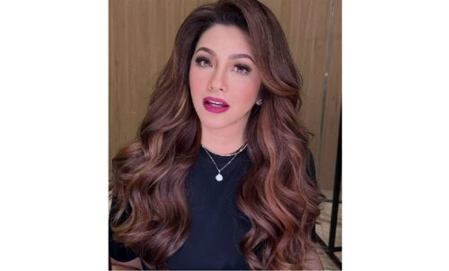 Regine Velasquez Playfully Steals Catriona Gray’s Photo for Hilarious ...